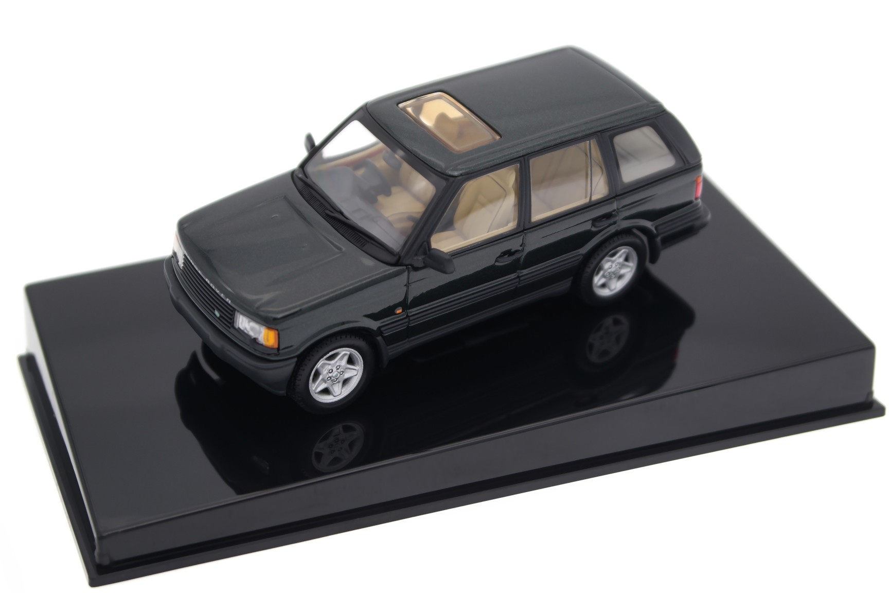 A collectible scale model Range Rover 4.6 HSE from Auto Art